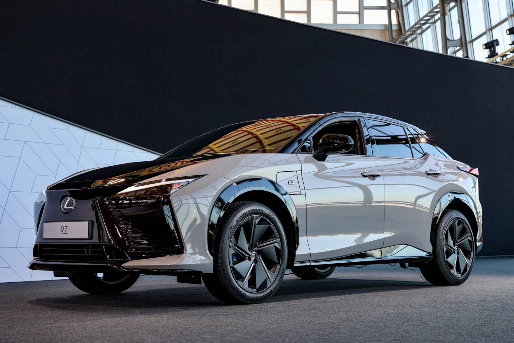 Lexus RZ 550e F Sport : le SUV électrique en première mondiale