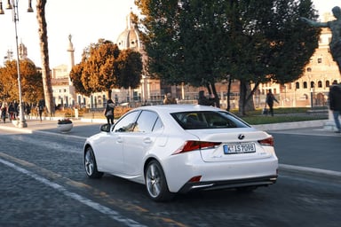 Lexus IS 300h : prix, consommation, fiche technique, performances