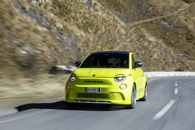 Abarth 500e : la Fiat 500 électrique devient une sportive