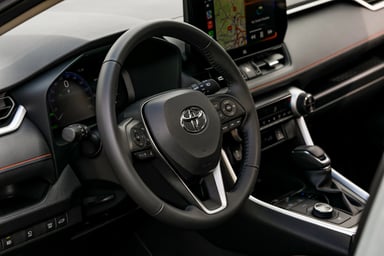 Toyota RAV4 Trail 2023 : ESSAI du SUV hybride au style aventurier