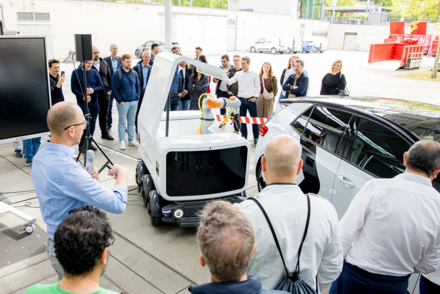 Volkswagen imagine un robot de recharge mobile pour compenser le manque ...