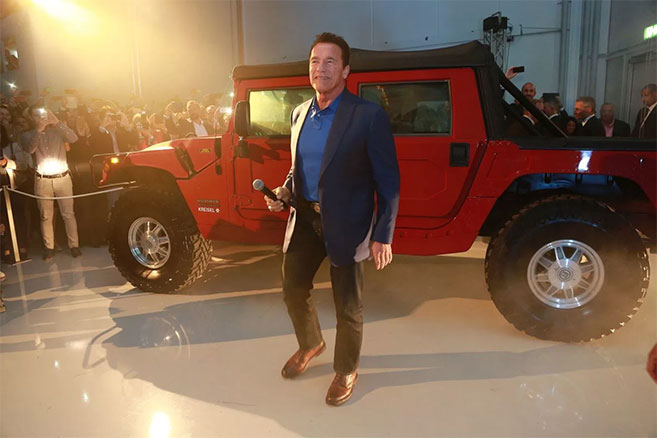 Arnold Schwarzenegger dévoile un Hummer 100% électrique