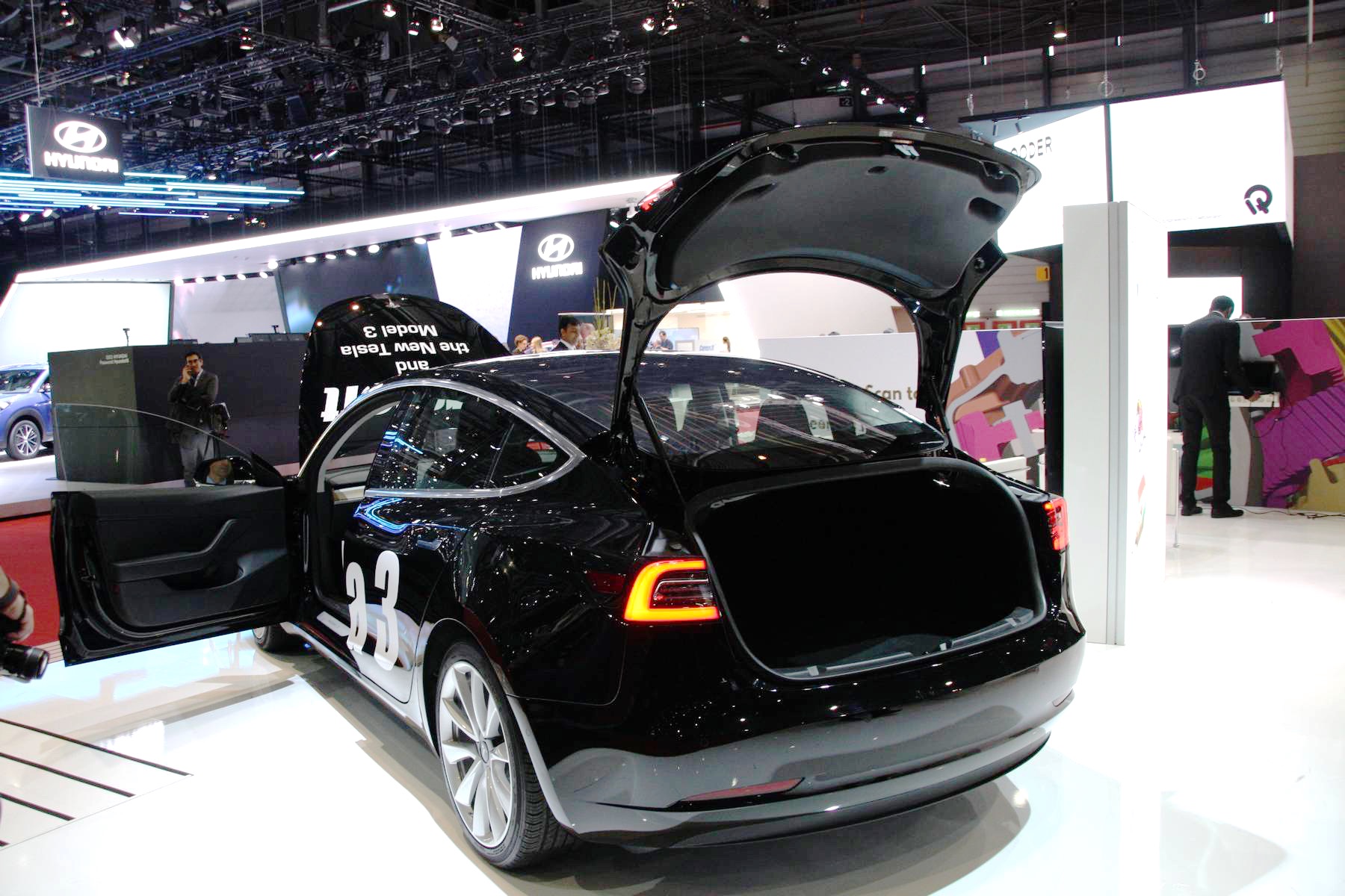 Une Model 3 est visible au salon de Genève mais pas sur le stand Tesla