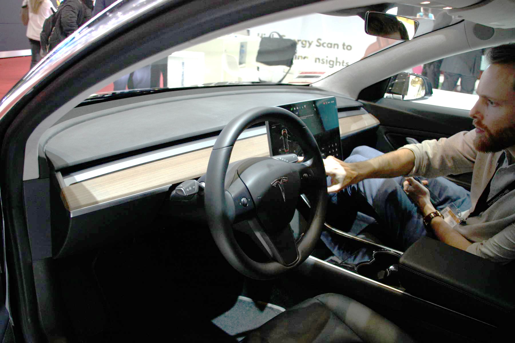 Une Model 3 est visible au salon de Genève mais pas sur le stand Tesla
