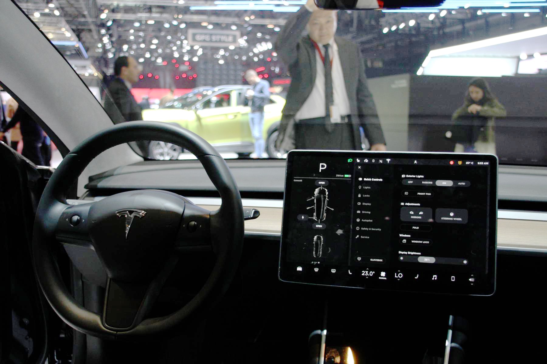 Une Model 3 est visible au salon de Genève mais pas sur le stand Tesla