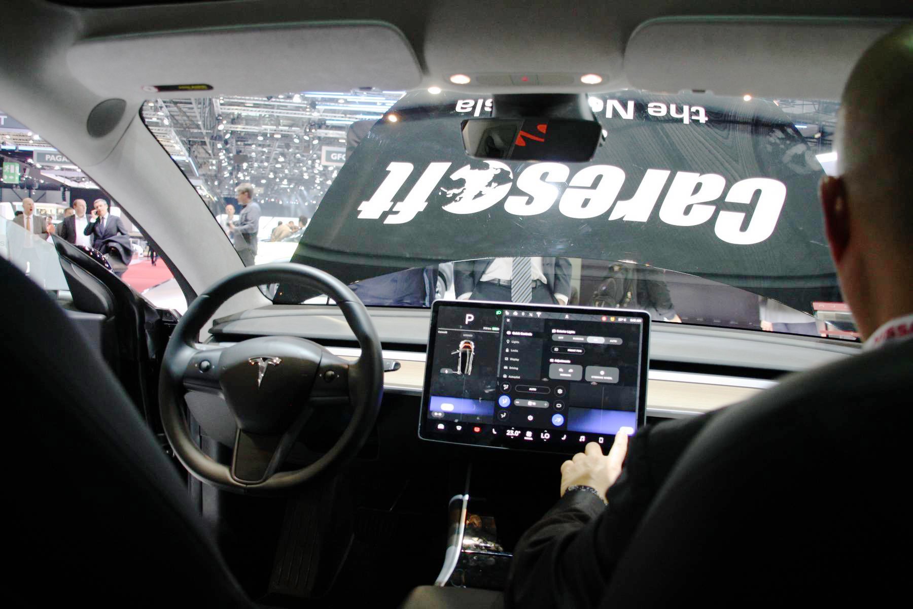 Une Model 3 est visible au salon de Genève mais pas sur le stand Tesla