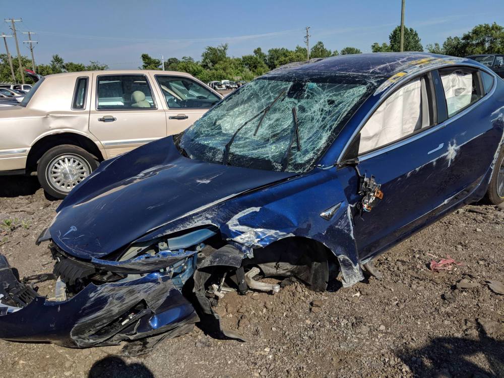 Tesla Model 3 : un premier accident avec tonneaux rassurant