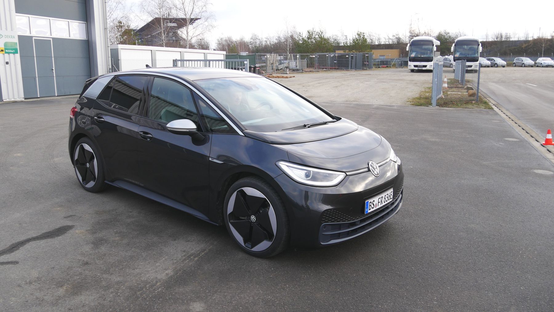 Volkswagen ID3 : premier essai vidéo de la future électrique à succès