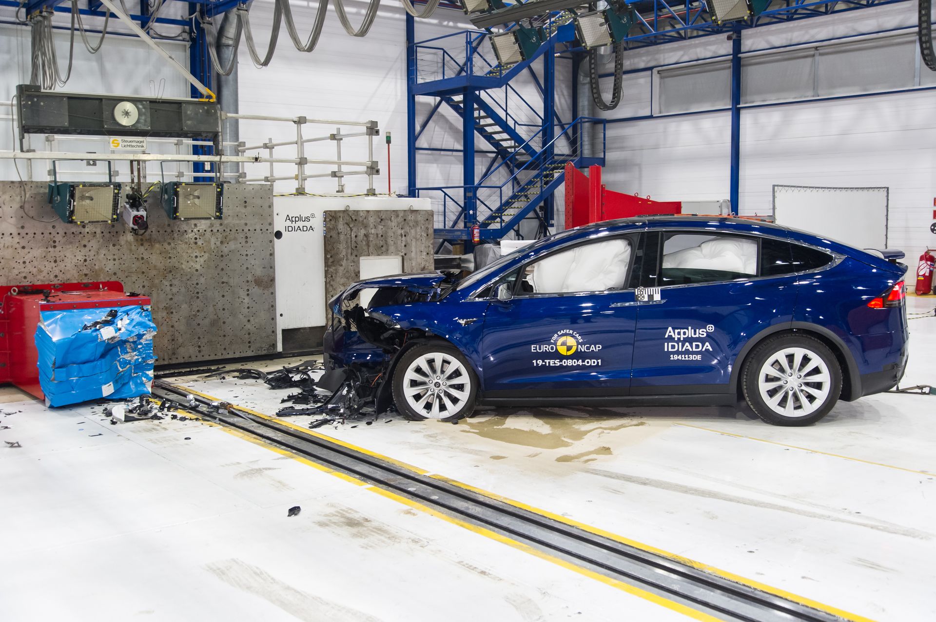 Crash-test : le Tesla Model X fait mieux que la Porsche Taycan