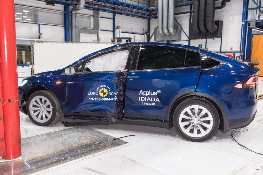 Crash-test : le Tesla Model X fait mieux que la Porsche Taycan