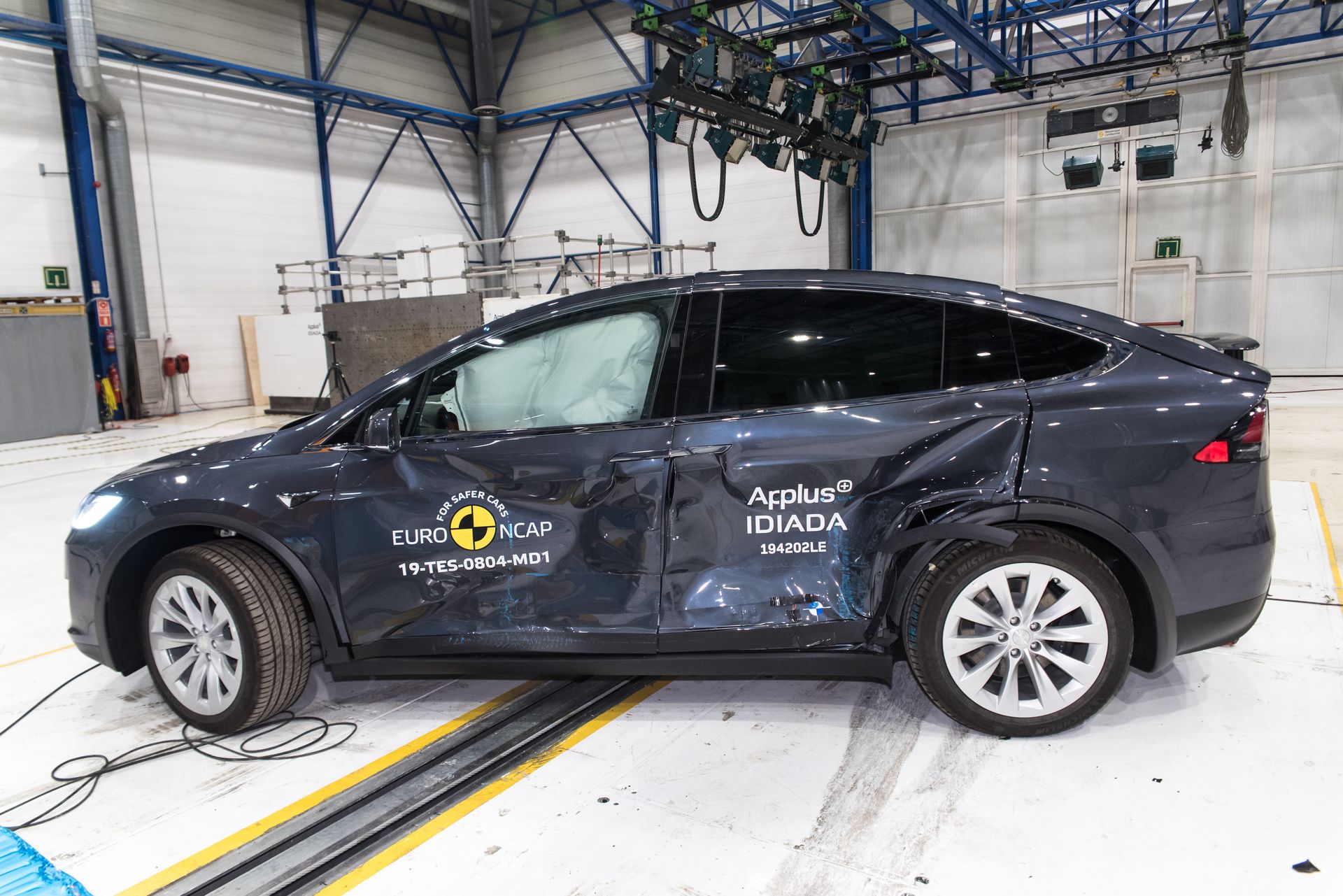 Crash-test : le Tesla Model X fait mieux que la Porsche Taycan