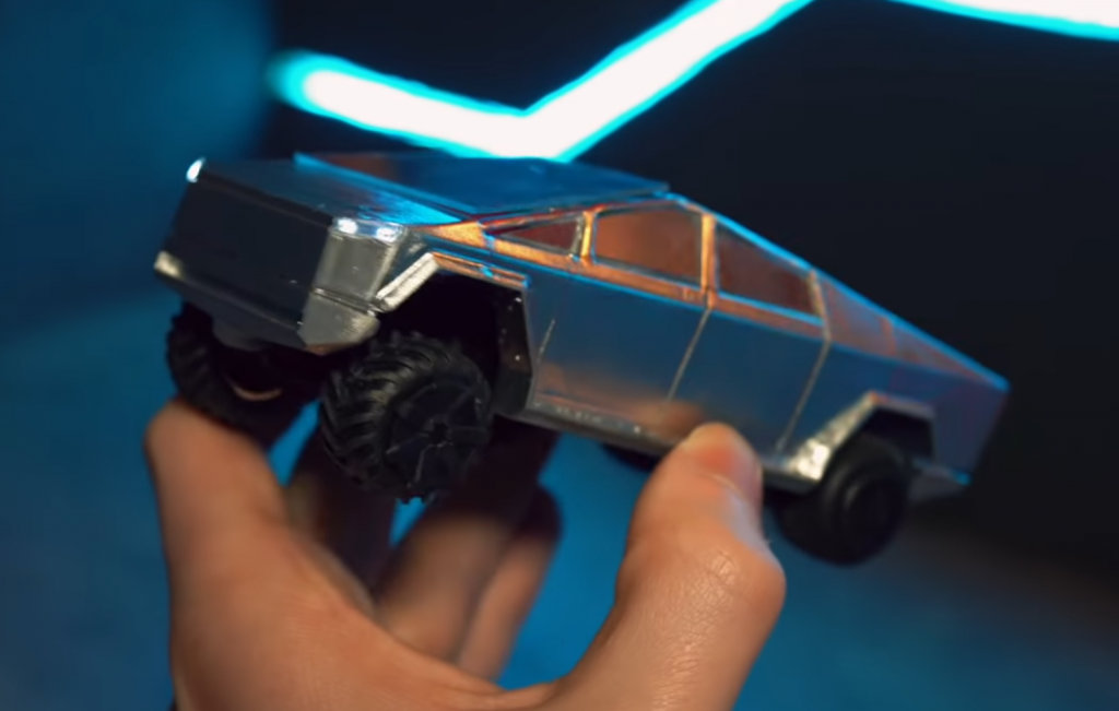 Ce youtubeur fabrique un mini Tesla Cybertruck télécommandé