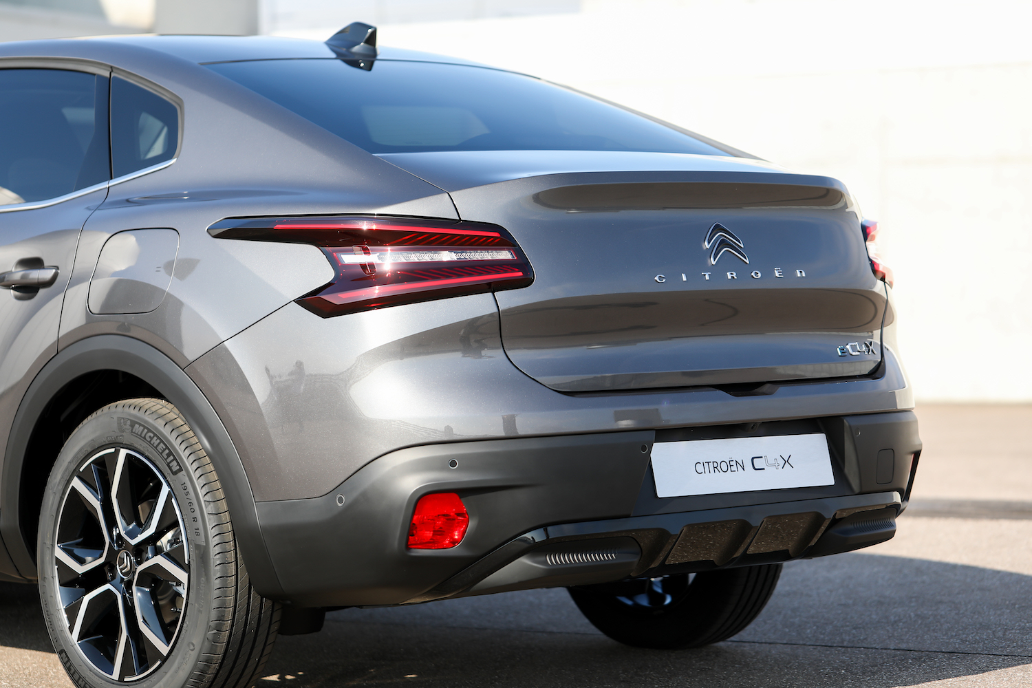 Citroën ë-C4 X : notre découverte de la baby C5 X électrique