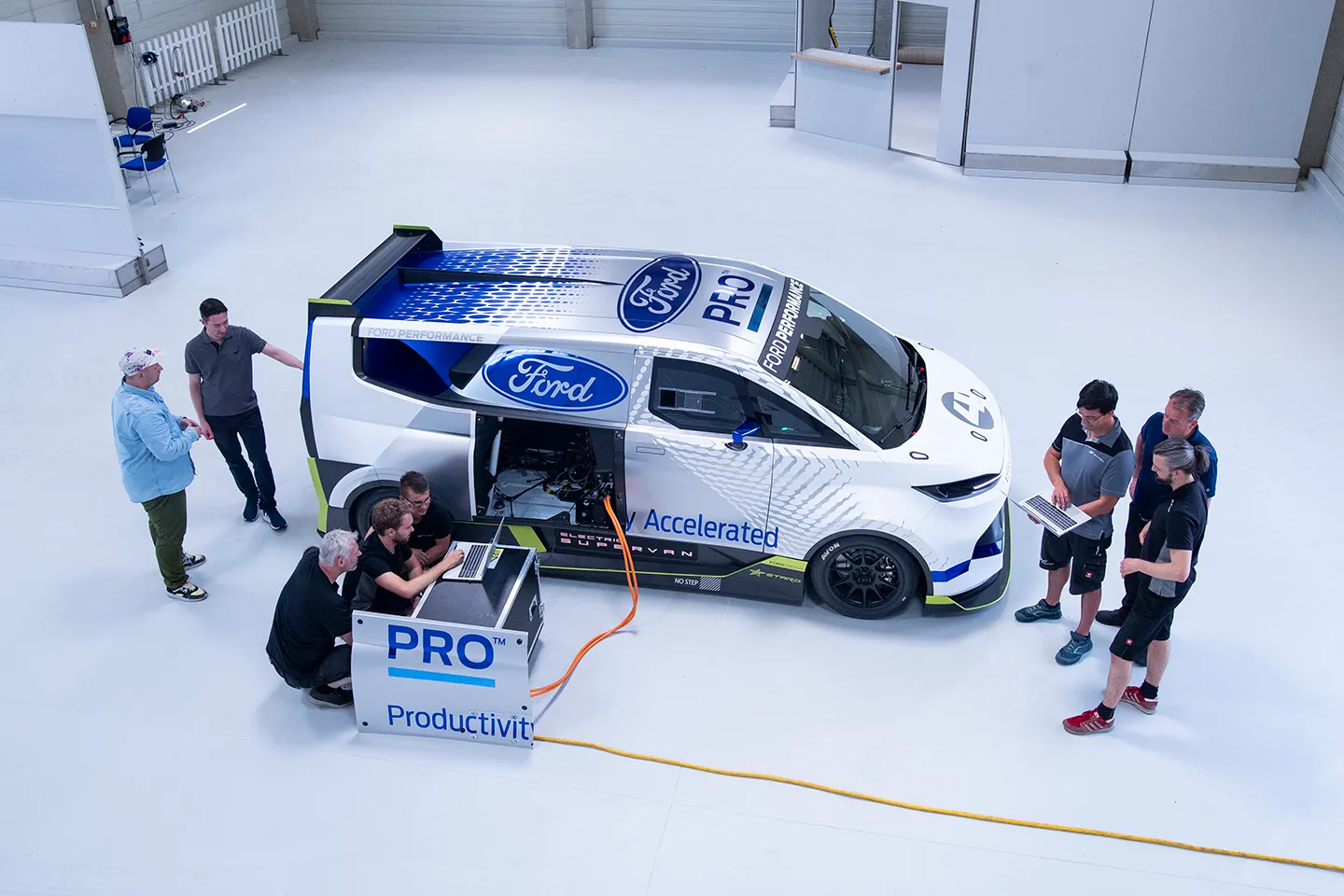 Goodwood : Ford présente le Pro Electric SuperVan de 2 000 ch