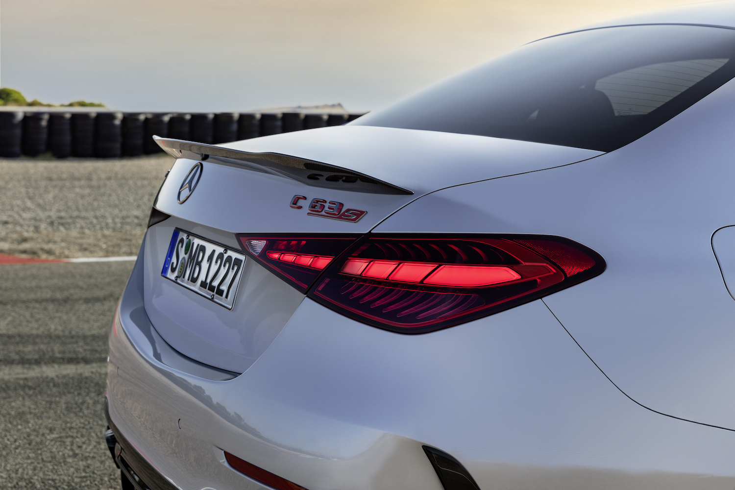 La Mercedes C63 AMG fait sa révolution et devient hybride rechargeable