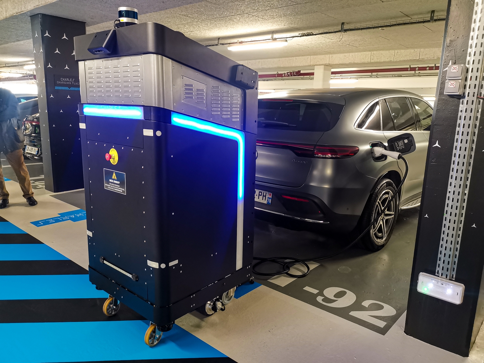 Reportage - Mercedes lance Charles, un robot de recharge en parking ...