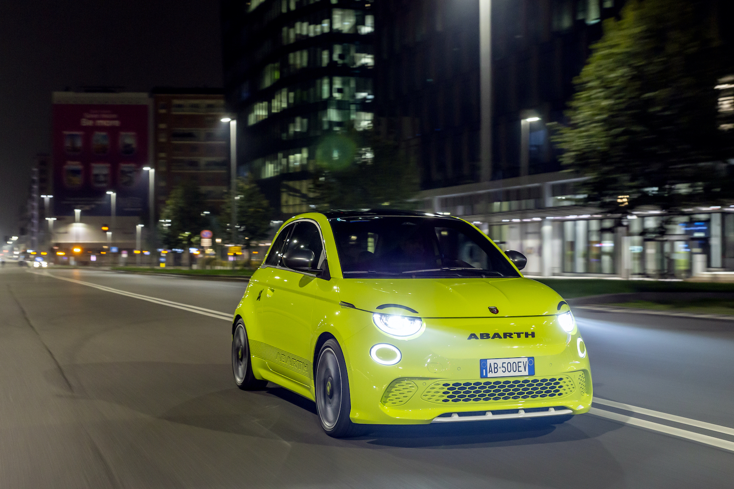 Abarth 500e : la Fiat 500 électrique devient une sportive