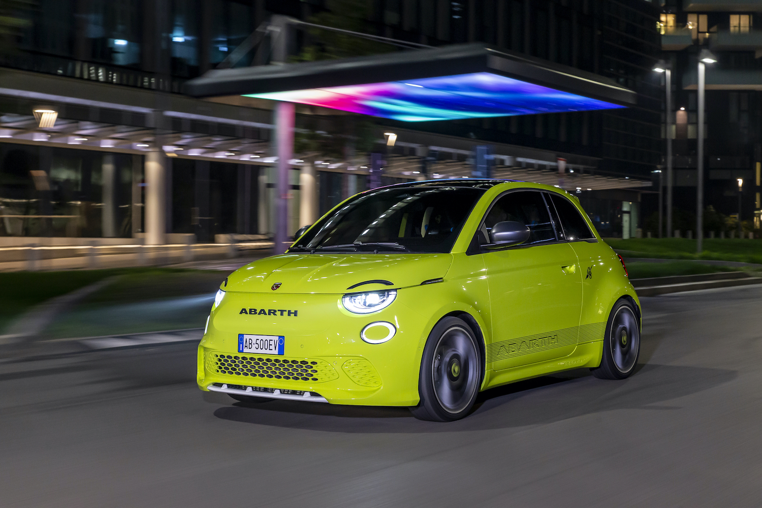 Abarth 500e : la Fiat 500 électrique devient une sportive