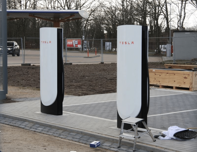 Tesla Superchargeurs V4 : des bornes de recharge deux fois plus ...