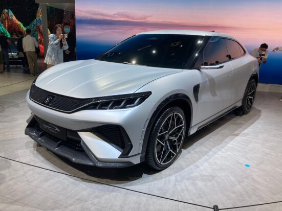 Au salon de Shanghai, BYD a aussi présenté son crossover électrique ...