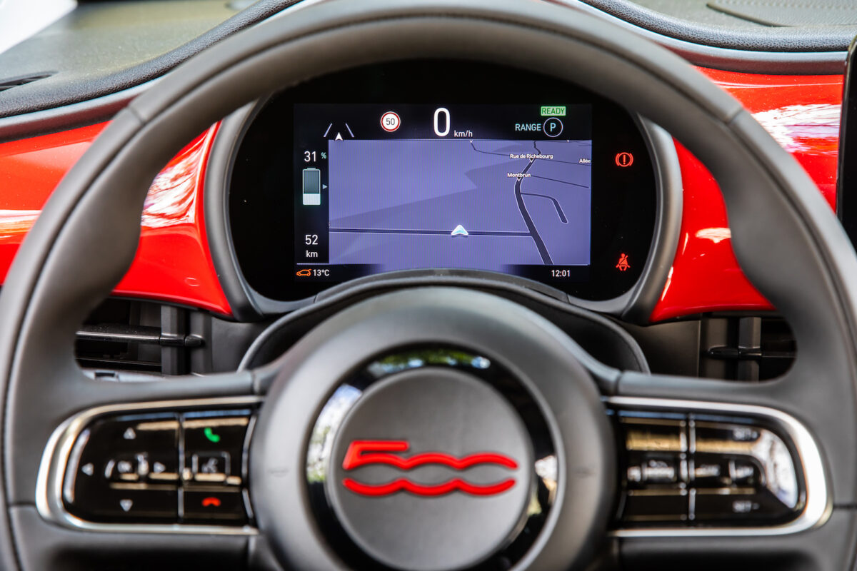 Comparatif Vidéo - Spacieuse Leapmotor T03 contre chère Fiat 500e