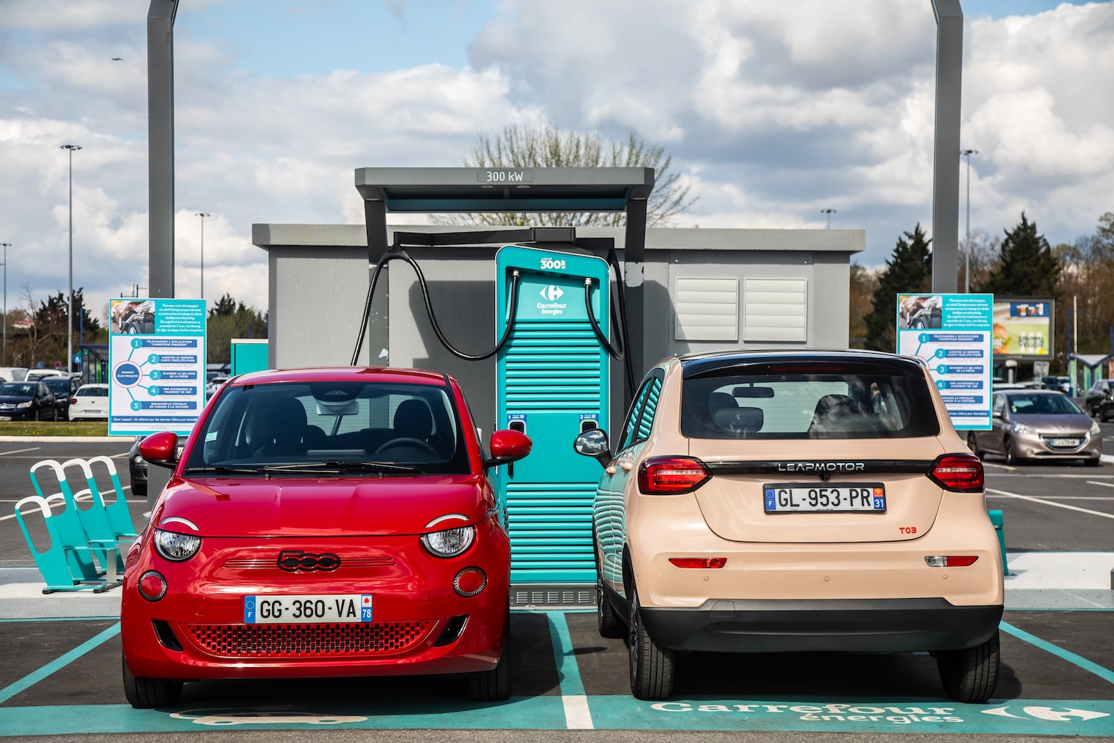 Comparatif Vidéo - Spacieuse Leapmotor T03 contre chère Fiat 500e