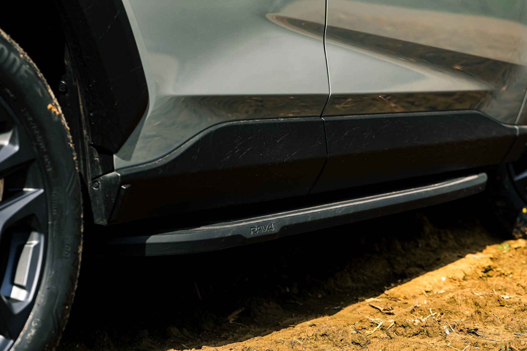 Toyota RAV4 Trail 2023 : ESSAI du SUV hybride au style aventurier