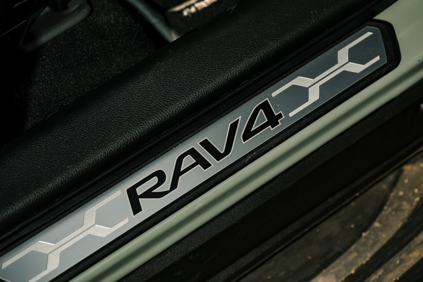 Toyota RAV4 Trail 2023 : ESSAI du SUV hybride au style aventurier