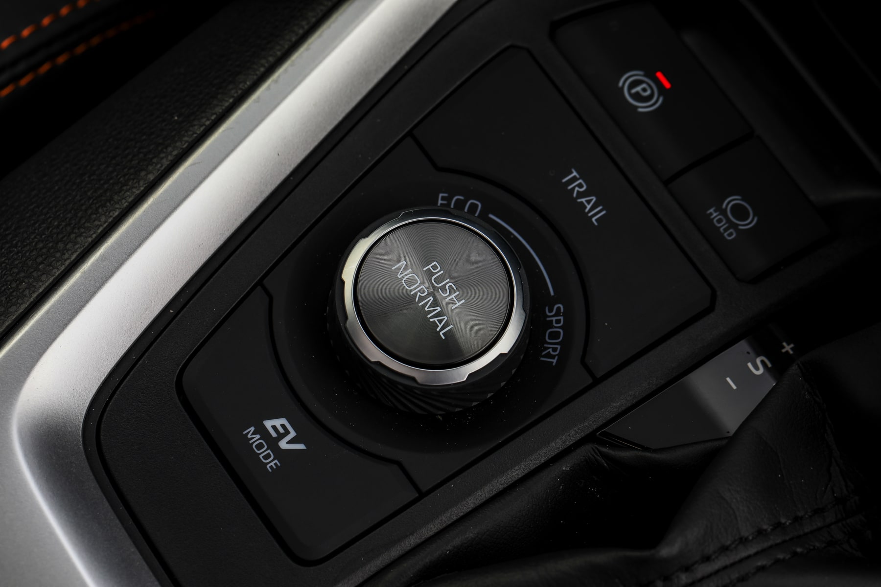 Toyota RAV4 Trail 2023 : ESSAI du SUV hybride au style aventurier