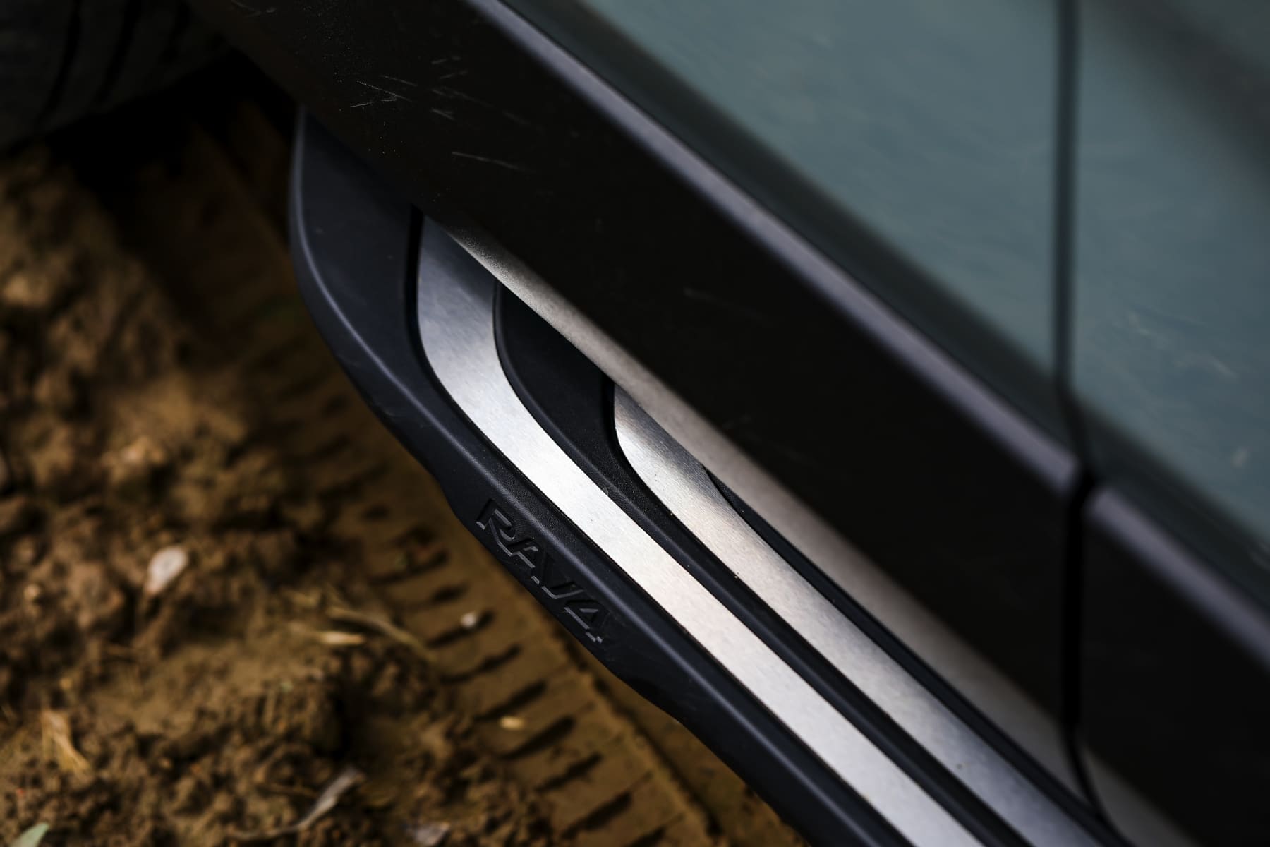 Toyota RAV4 Trail 2023 : ESSAI du SUV hybride au style aventurier