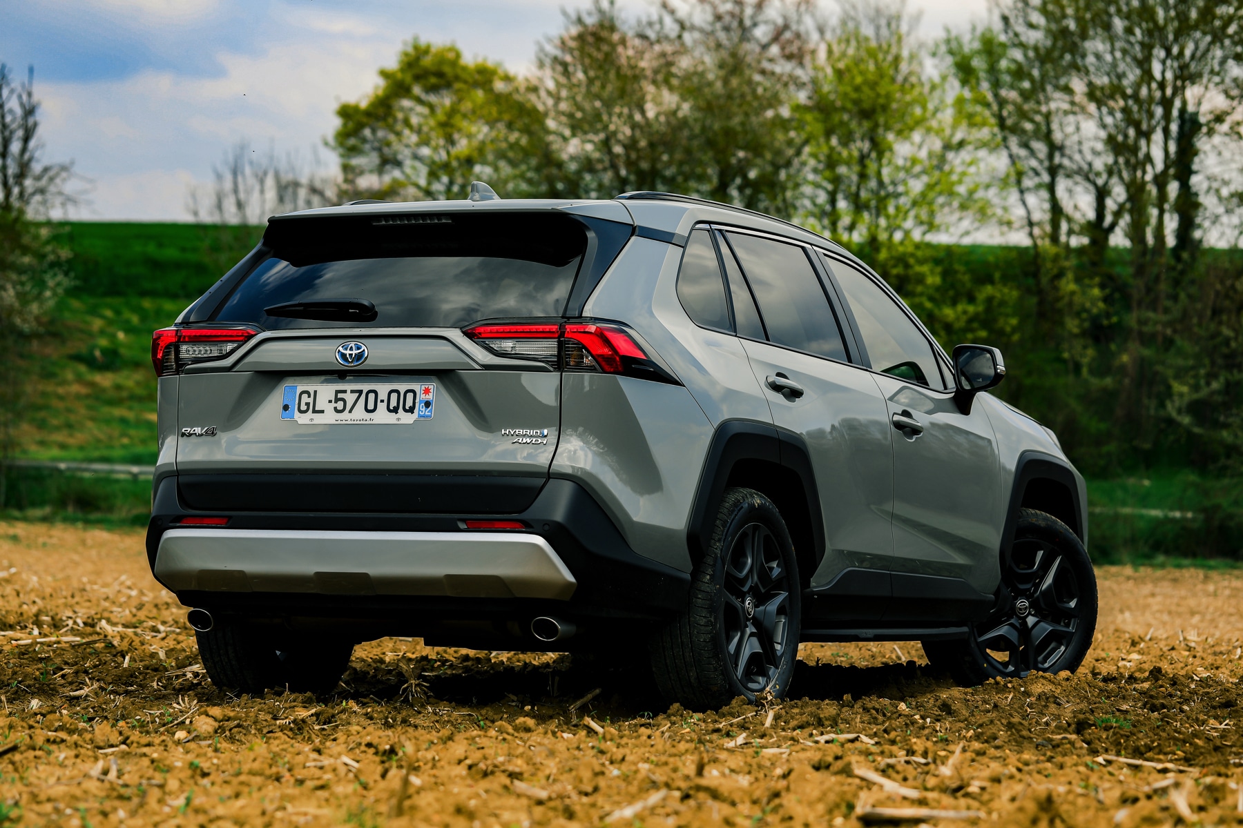 Toyota RAV4 Trail 2023 : ESSAI du SUV hybride au style aventurier