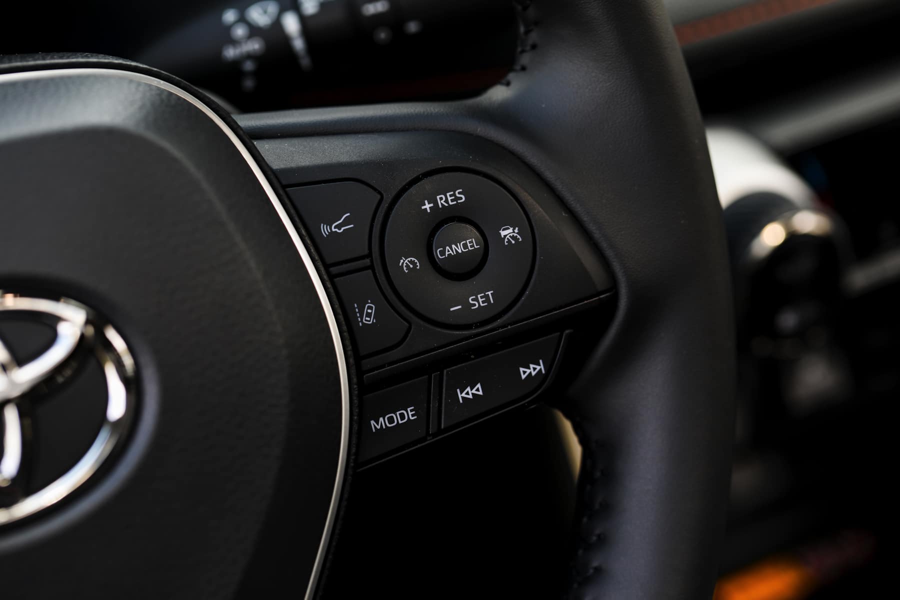 Toyota RAV4 Trail 2023 : ESSAI du SUV hybride au style aventurier