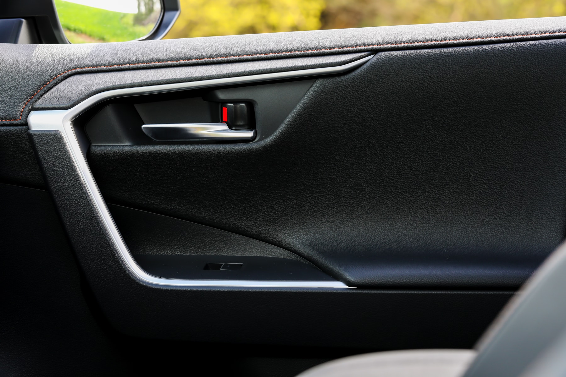 Toyota RAV4 Trail 2023 : ESSAI du SUV hybride au style aventurier