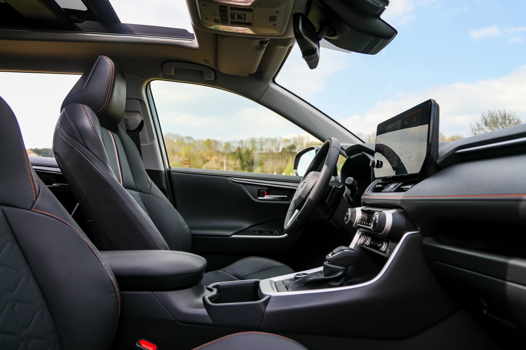 Toyota RAV4 Trail 2023 : ESSAI du SUV hybride au style aventurier