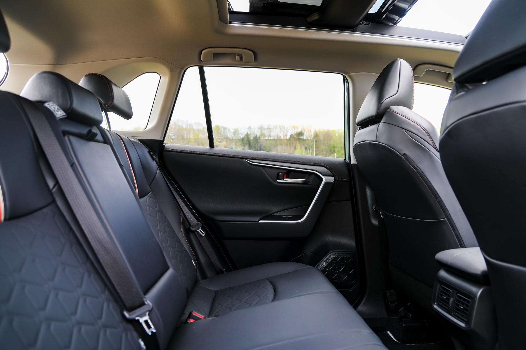 Toyota RAV4 Trail 2023 : ESSAI du SUV hybride au style aventurier