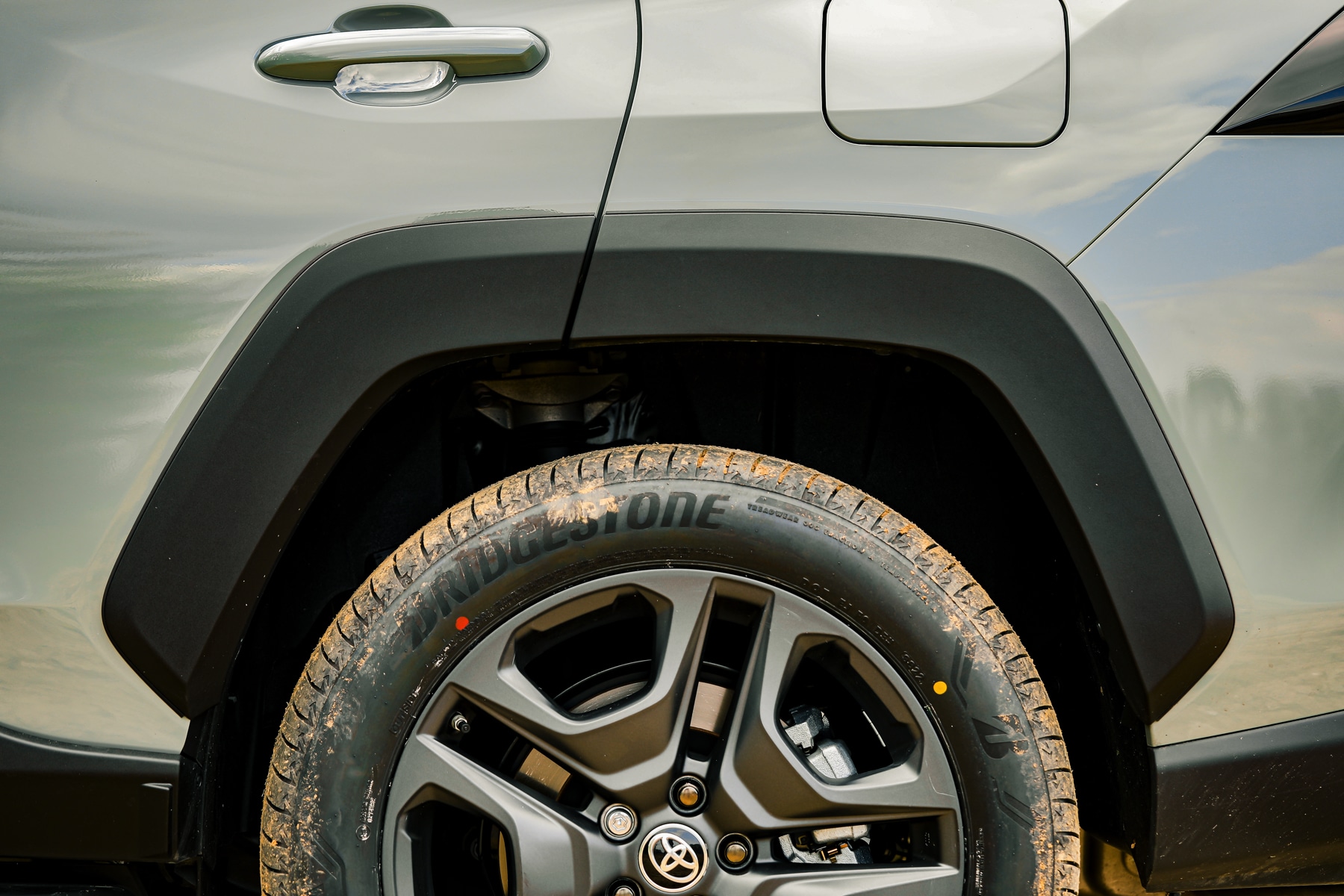 Toyota RAV4 Trail 2023 : ESSAI du SUV hybride au style aventurier