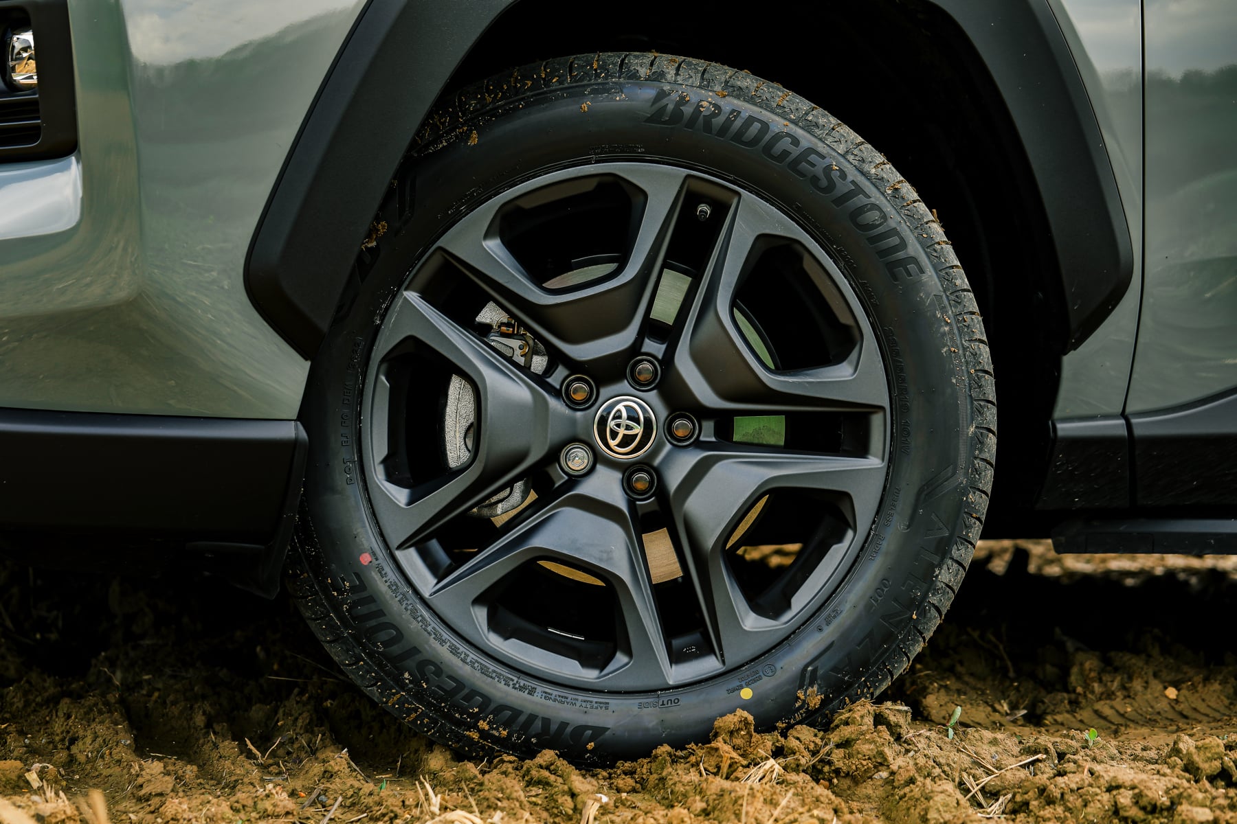 Toyota RAV4 Trail 2023 : ESSAI du SUV hybride au style aventurier