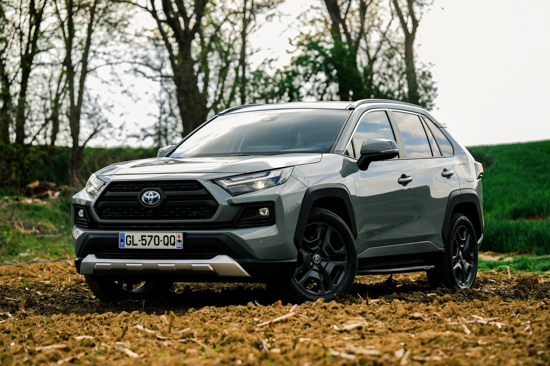 Toyota RAV4 Trail 2023 : ESSAI du SUV hybride au style aventurier