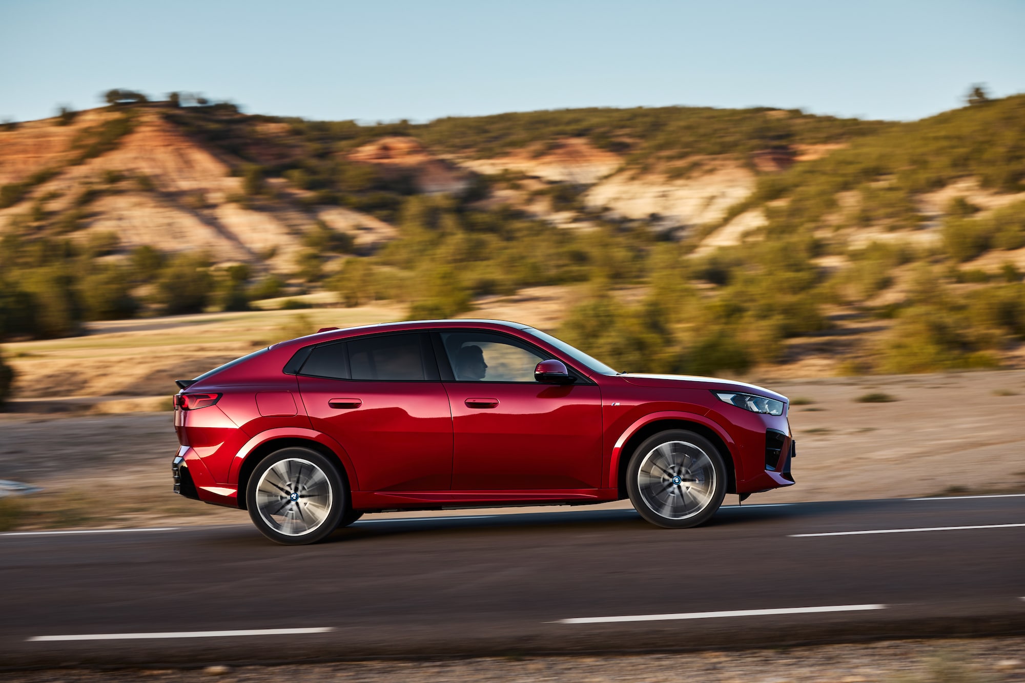 Nouveau BMW iX2 : le X2 change de forme et devient un SUV coupé électrique