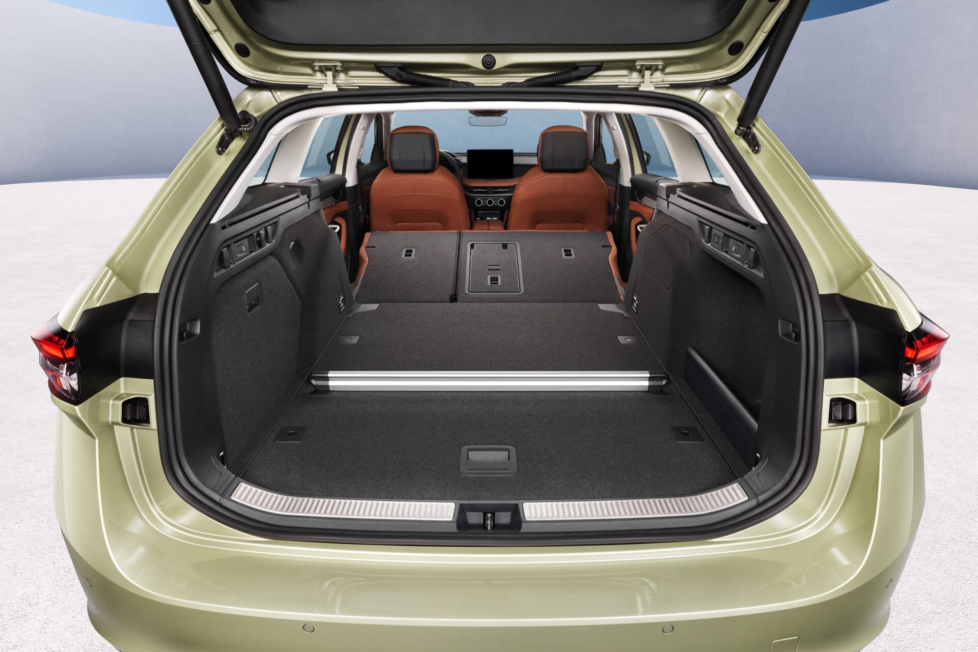 Nouvelle Skoda Superb Combi hybride rechargeable : gros break, grosse ...