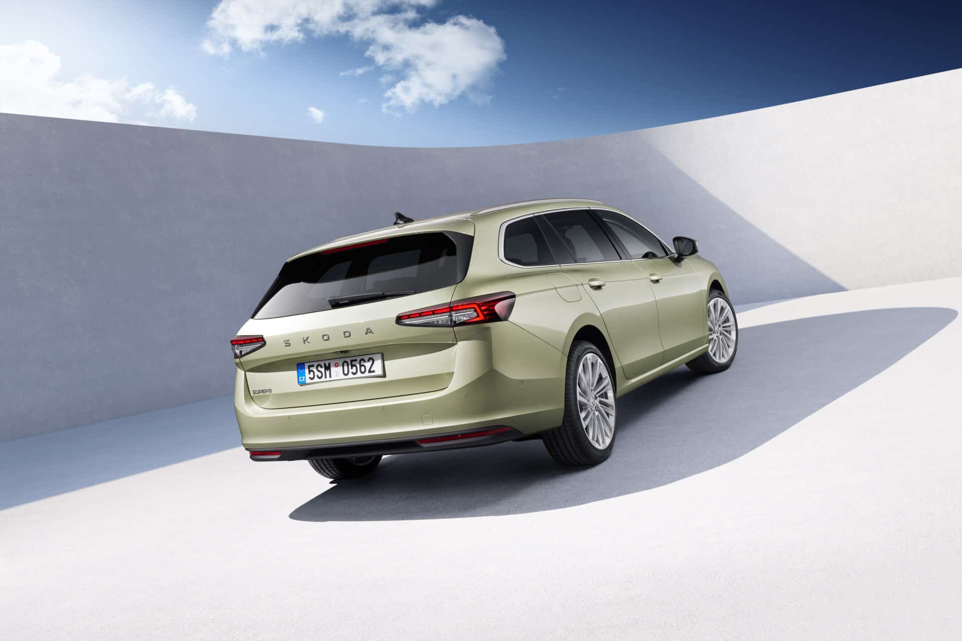 Nouvelle Skoda Superb Combi hybride rechargeable : gros break, grosse ...