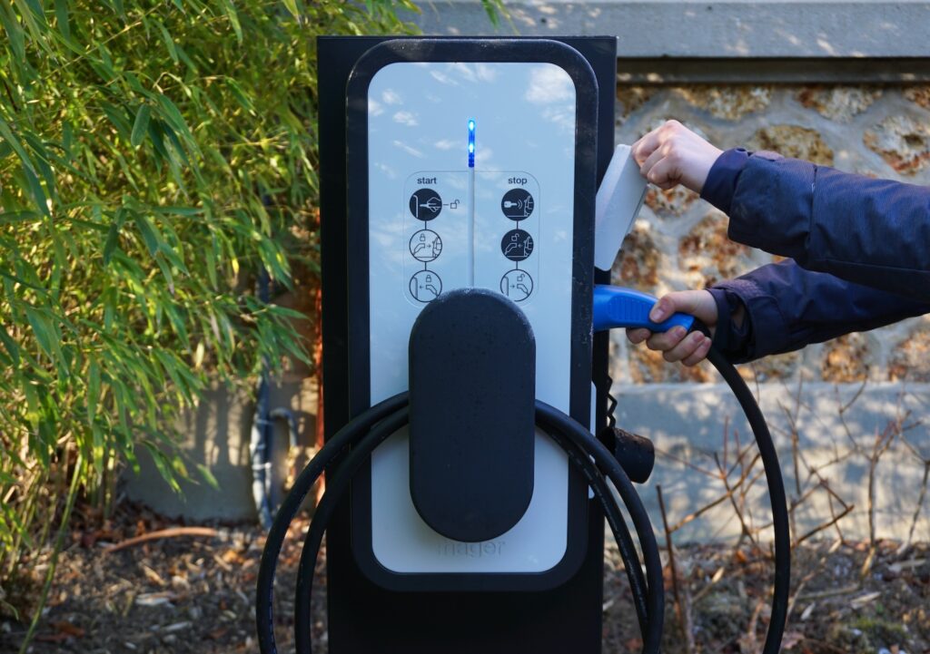 Installation des bornes de recharge : Zeplug et ChargeGuru fusionnent