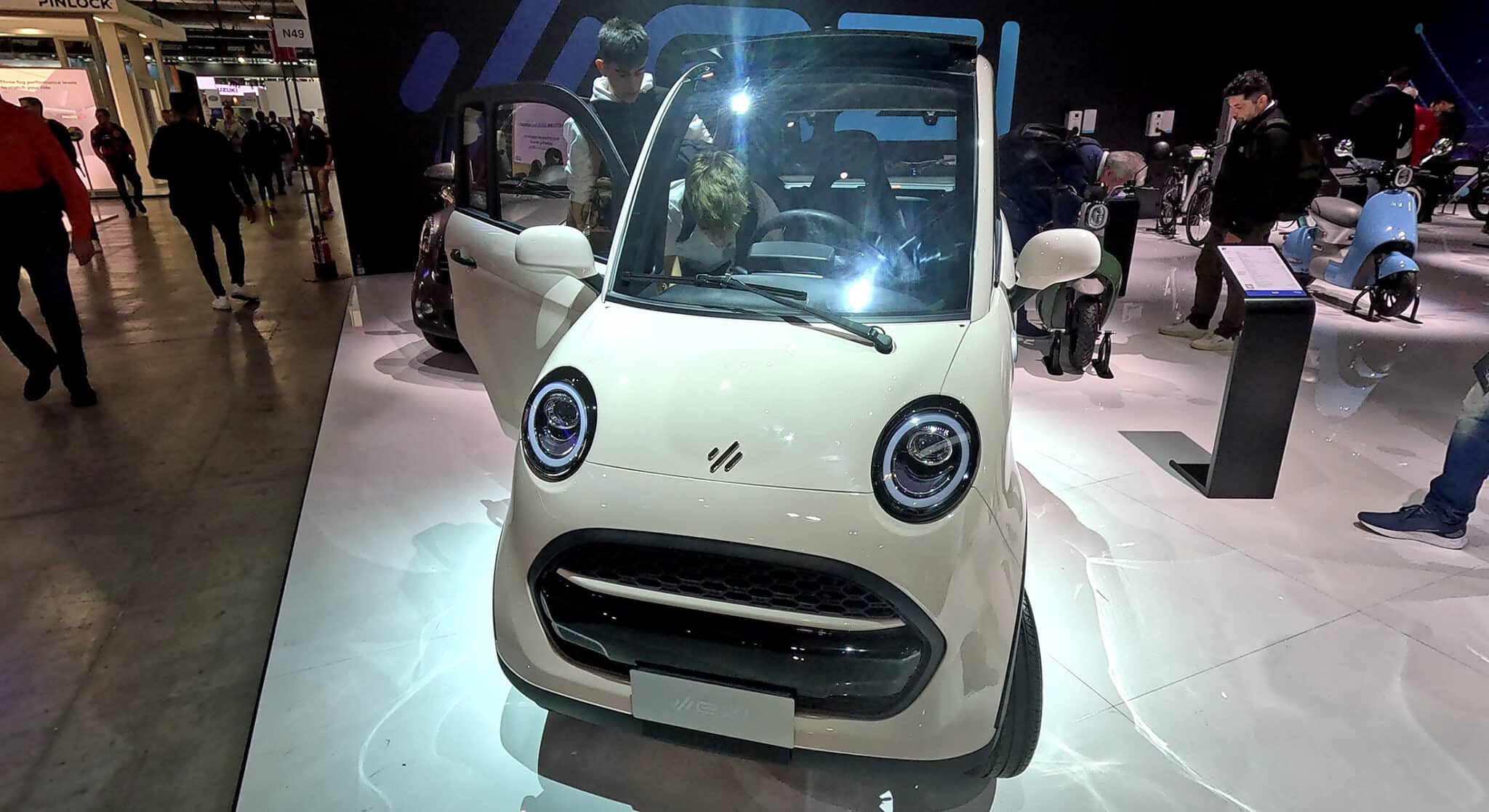 EZI M1, M2 et M3 au Salon de l'EICMA : une Citroën AMI mais 4 places