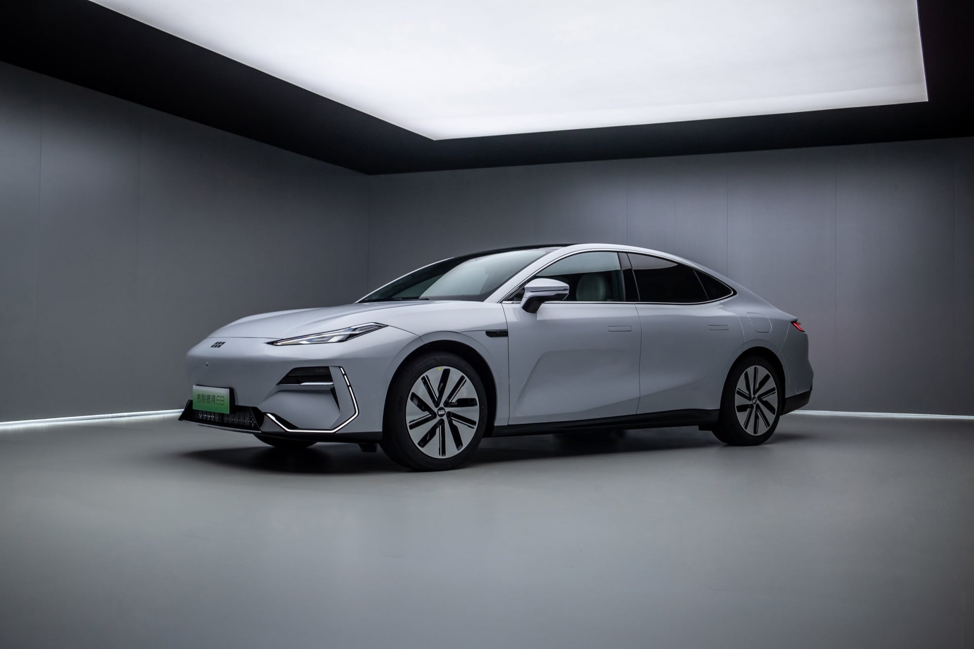 Geely lance la berline électrique Galaxy E8 à moins de 25 000