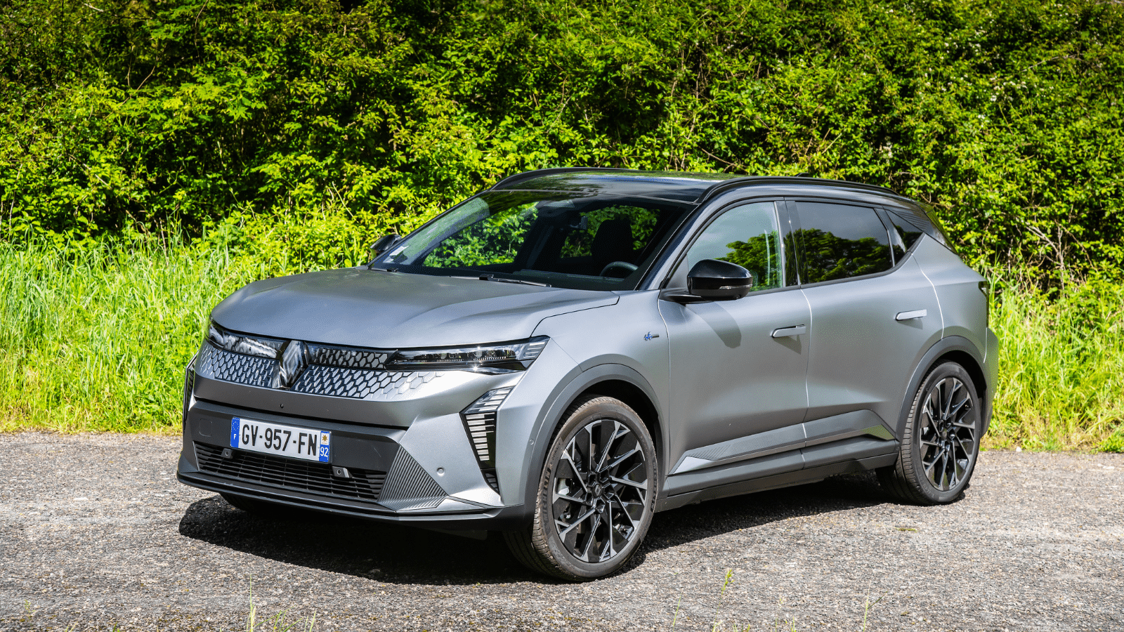 Vidéo - Peugeot e-3008 vs Renault Scenic E-Tech : le duel des SUV électriques made in France