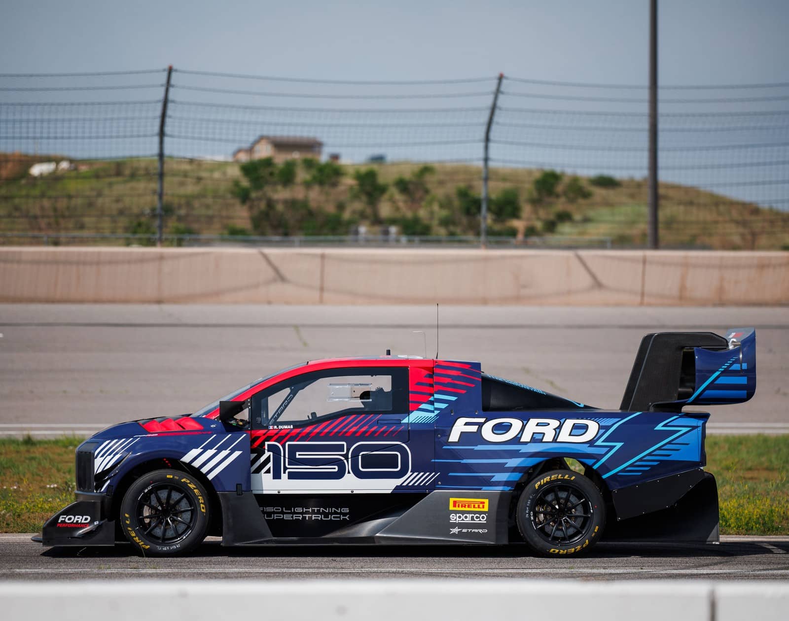 Ford F-150 Lightning SuperTruck : le pick-up électrique va à Pikes Peak ...