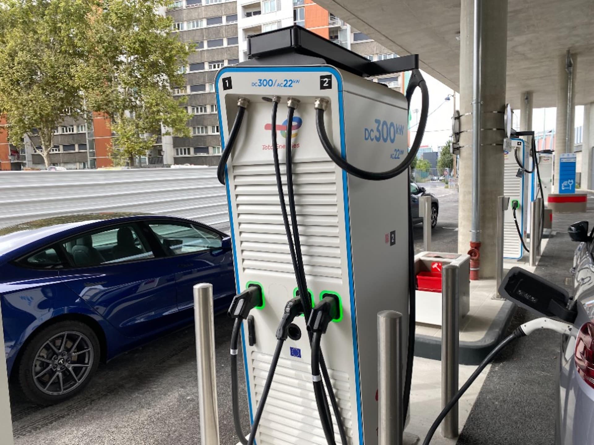 Recharge : Total inaugure la première station-service 100 % électrique ...