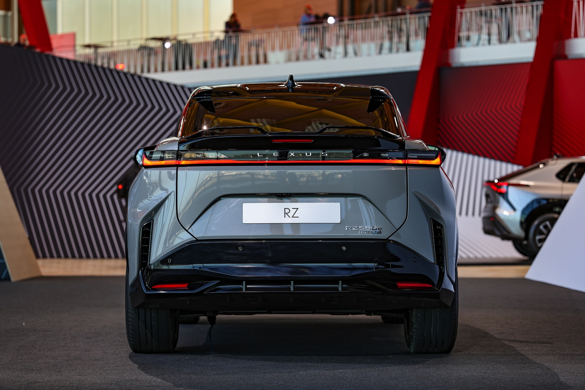 Lexus RZ 550e F Sport : le SUV électrique en première mondiale