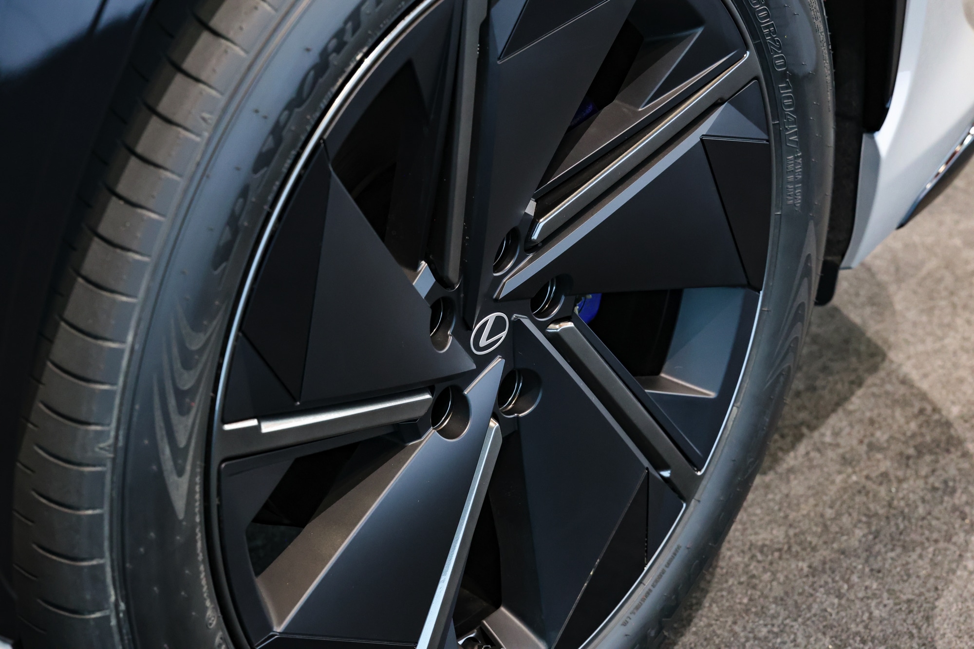 Lexus RZ 550e F Sport : le SUV électrique en première mondiale