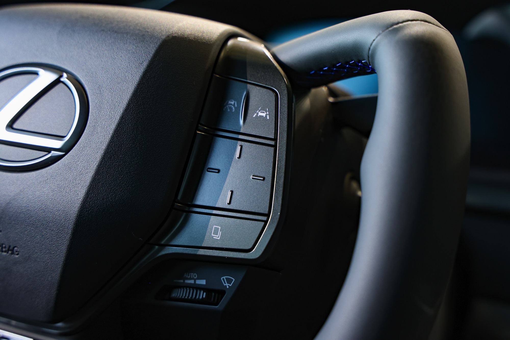 Lexus RZ 550e F Sport : le SUV électrique en première mondiale